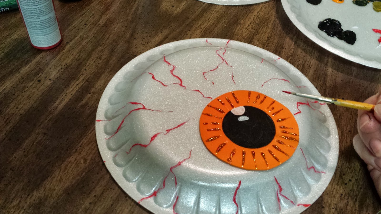 Stuff and Giggles: Halloween Paper Plate Eyeballs